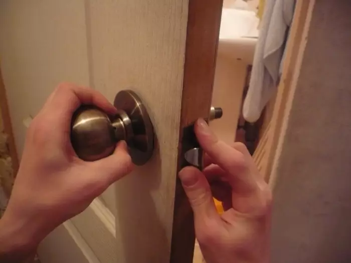 Как да разглобите вратата на вратата 3915_3