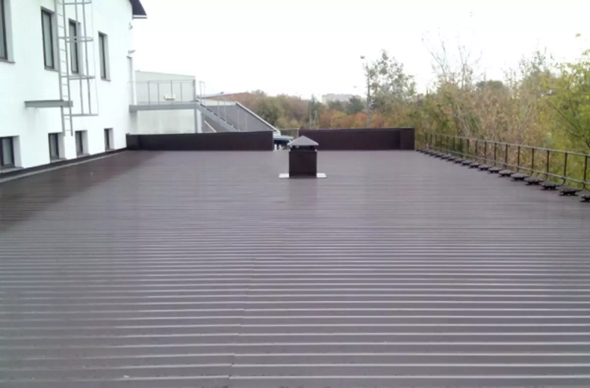 Szakmai padlóburkolat és fém csempe: Mi a jobb a tető számára