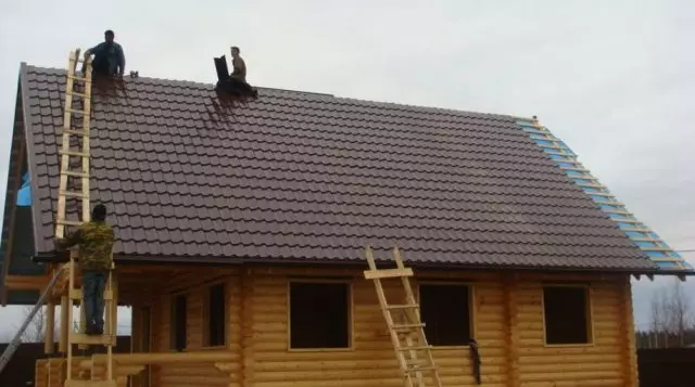Pavimenti professionali e piastrelle in metallo: cosa è meglio per il tetto