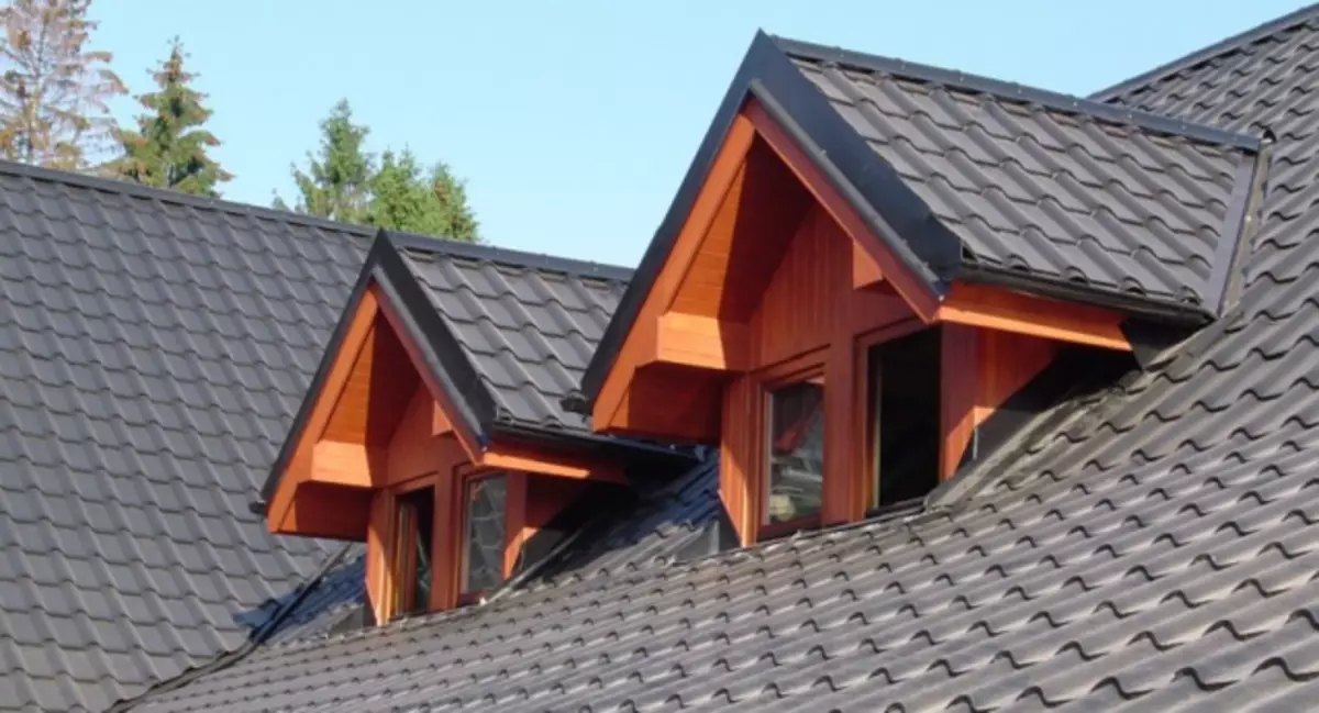 Profesionalni talni in kovinski ploščice: Kaj je bolje za streho