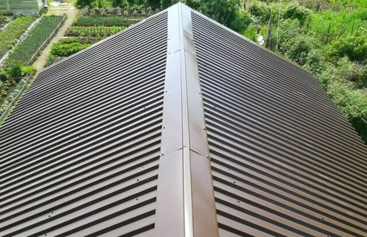 Cheval sur le toit d'un plancher ondulé: fixation, installation, taille de profil