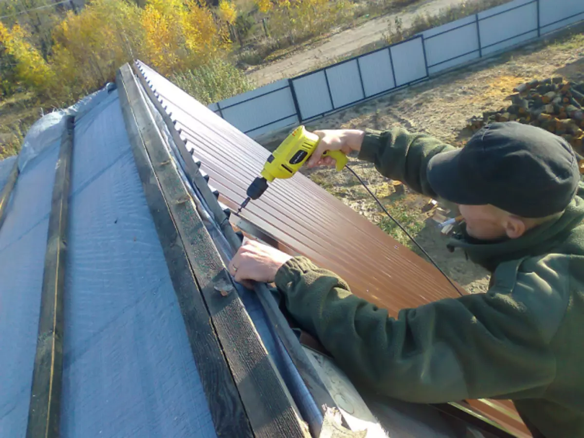 Cheval sur le toit d'un plancher ondulé: fixation, installation, taille de profil