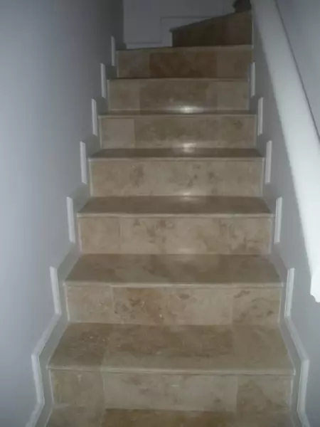 Plytelių laiptais laiptais viduje namuose 4241_12