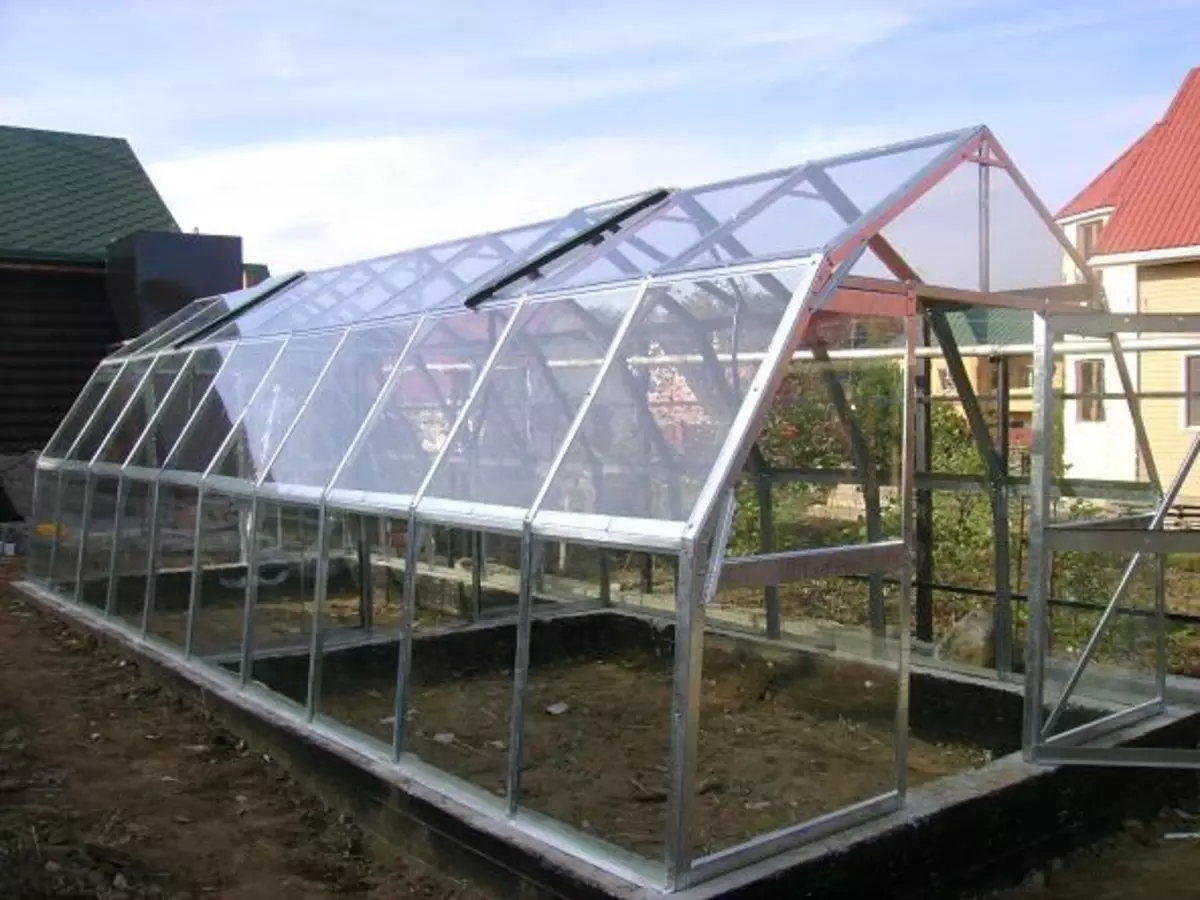 Поставување на стаклена градина од поликарбонат со свои раце