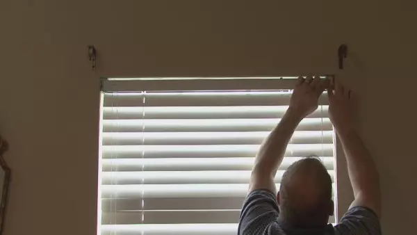 Installation av persienner på plastfönster: videoinstruktion