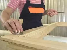 چگونه به رنگ پنجره های چوبی