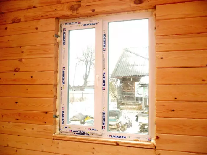 Installation de fenêtres en plastique dans une maison en bois 4441_4