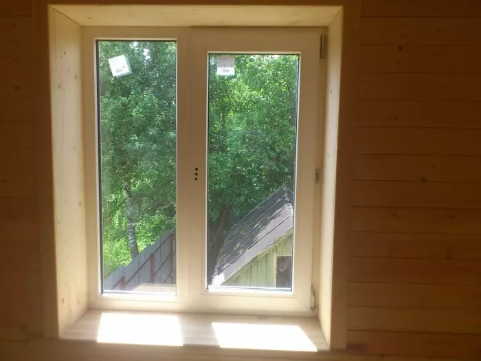Installation de fenêtres en plastique dans une maison en bois 4441_5