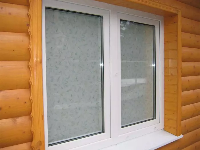 Instalação de janelas de plástico em uma casa de madeira 4441_7