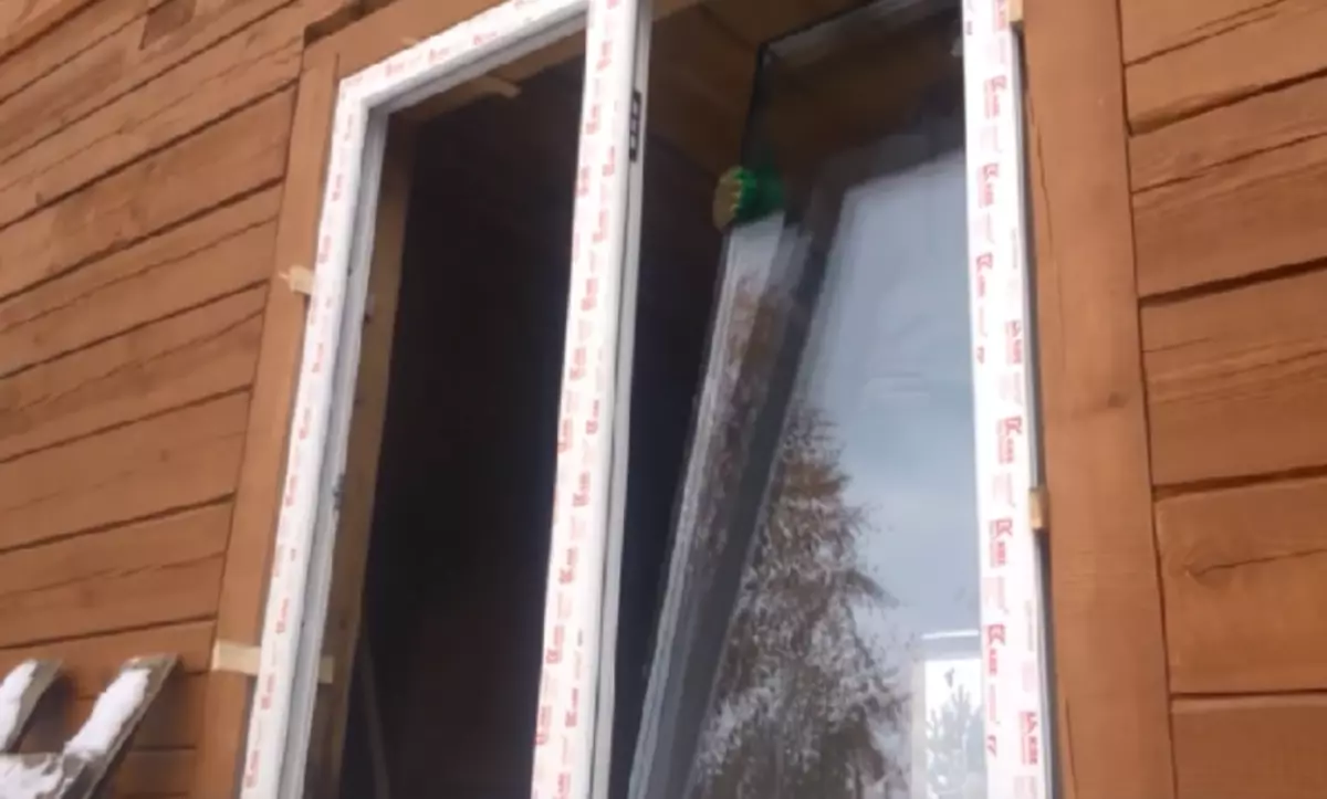 Inštalácia PVC okien v drevenom dome 4444_8
