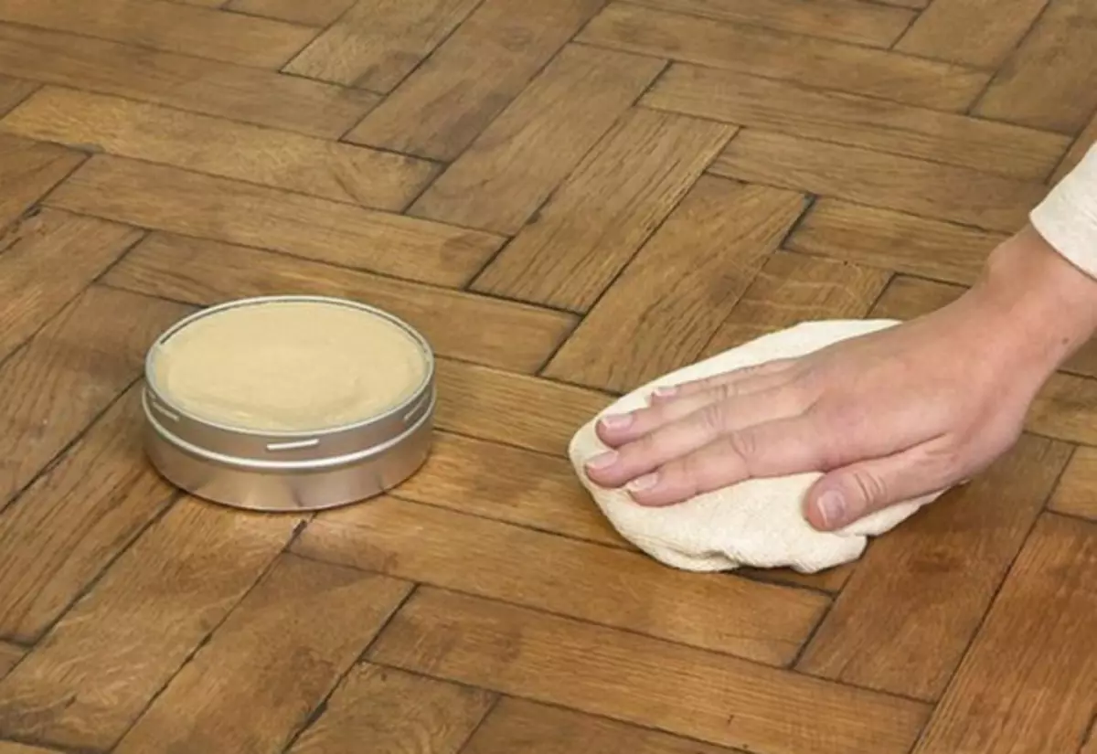 Hoe en wat krassen op de vloer te verwijderen