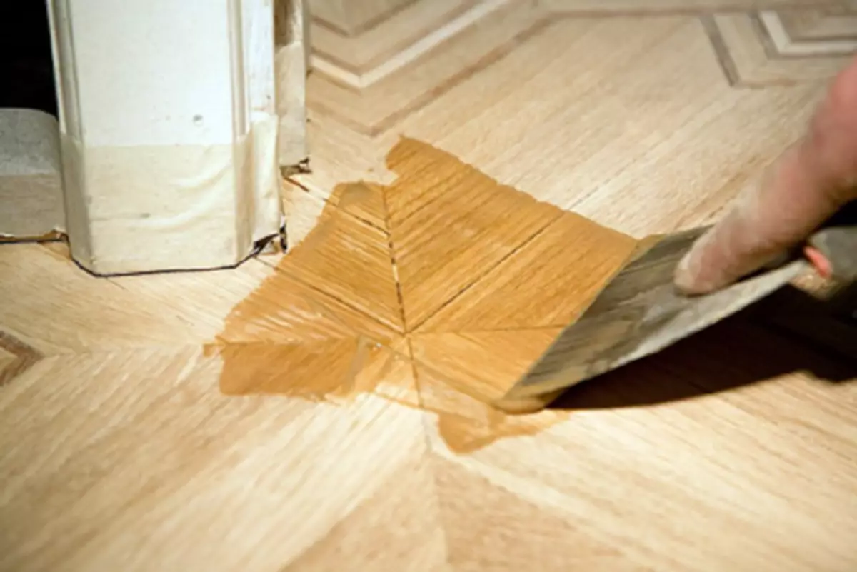 如何以及何地刪除地板上的划痕