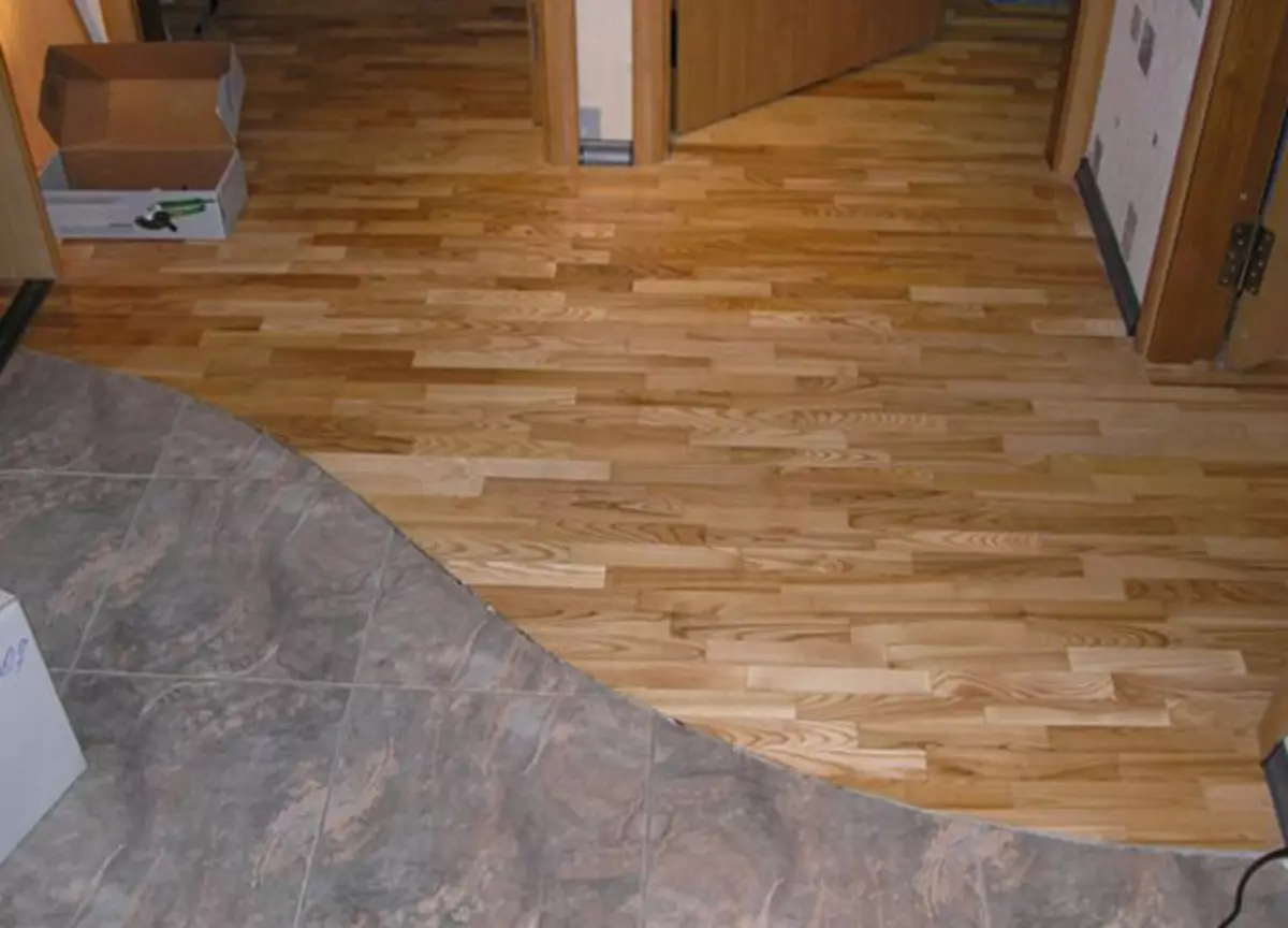 Linoleum docking and tiles: transition from different heights, without a clad on the floor in the kitchen and in the hallway