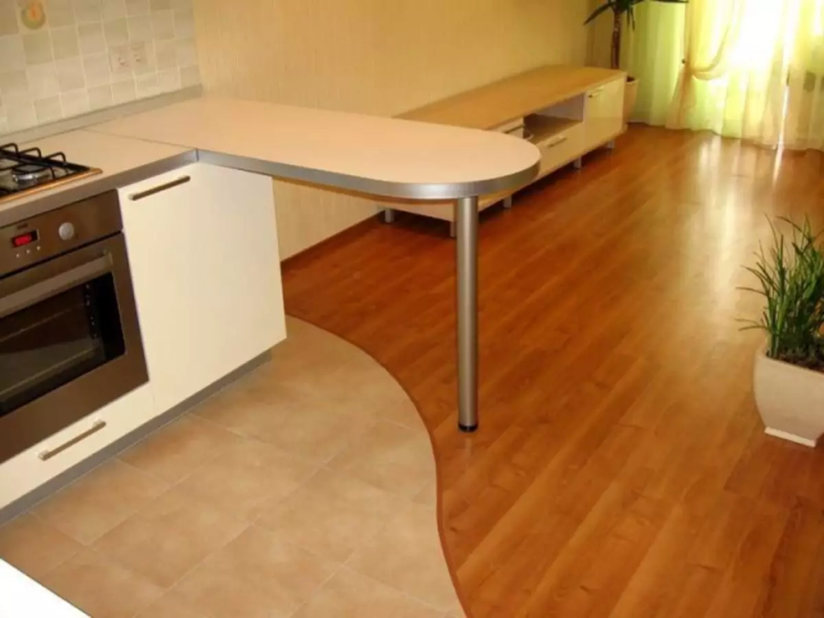Linoleum dockning och kakel: övergång från olika höjder, utan en klädd på golvet i köket och i korridoren