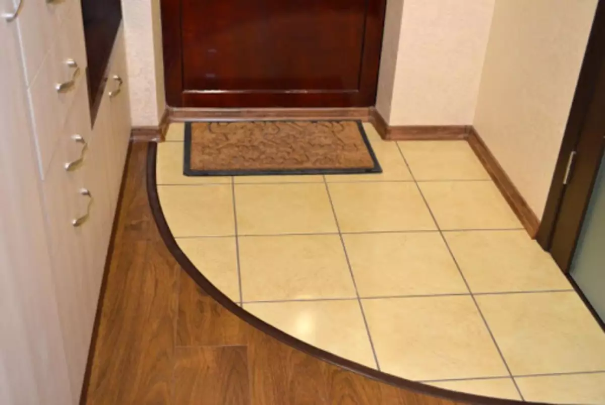 Linoleum docking and tiles: transition from different heights, without a clad on the floor in the kitchen and in the hallway