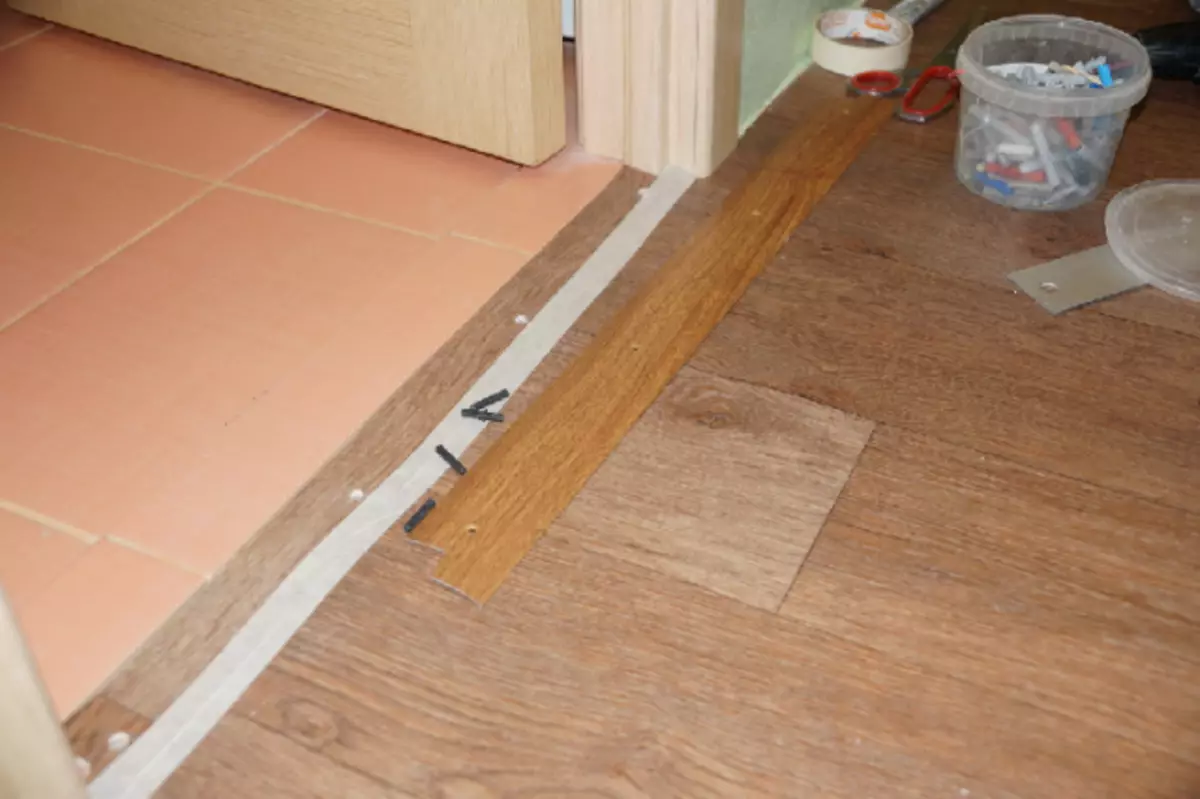 Linoleum dockning och kakel: övergång från olika höjder, utan en klädd på golvet i köket och i korridoren