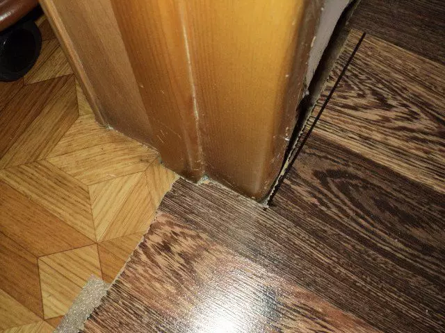 Завршувањето на ламинат на вратата: како да го ставите подот на раскрсницата со свои раце