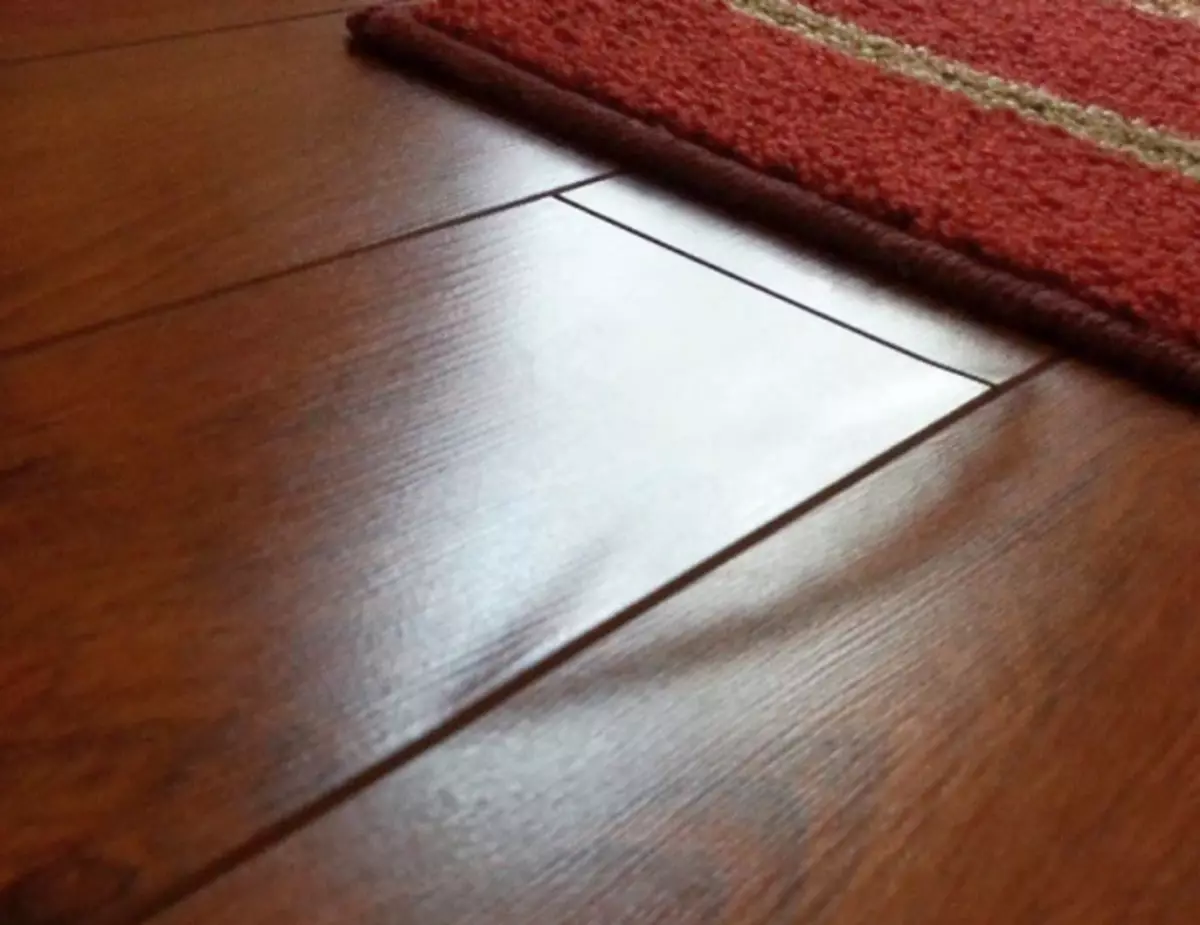 De sleuven in het laminaat op de vloer: wat te wijken tussen de planken, hoe te verwijderen na het leggen