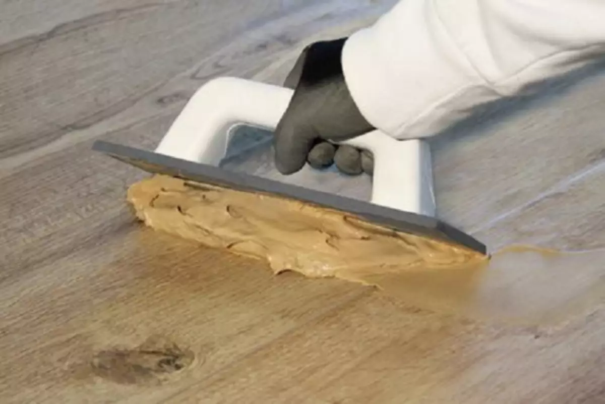 層壓板上的插槽在地板上：何時留在木板之間，在鋪設後如何去除