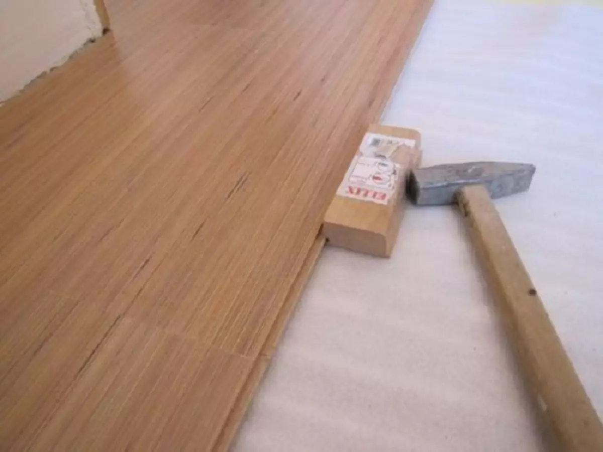 De sleuven in het laminaat op de vloer: wat te wijken tussen de planken, hoe te verwijderen na het leggen