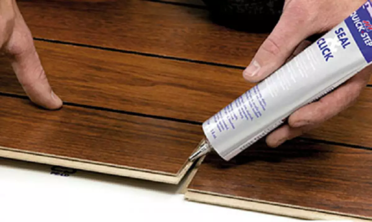 層壓板上的插槽在地板上：何時留在木板之間，在鋪設後如何去除