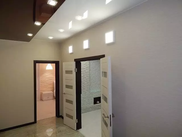Stretch sufit w korytarzu: Długie, kwadratowe, wąskie i w kształcie litery G