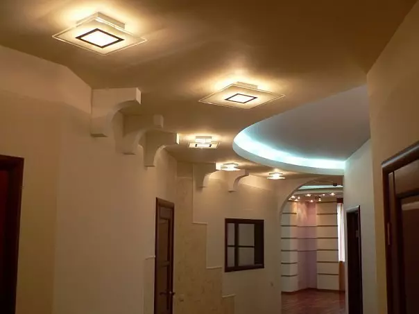 Рашири го таванот во коридорот: долги, квадратни, тесни и G-обликувани
