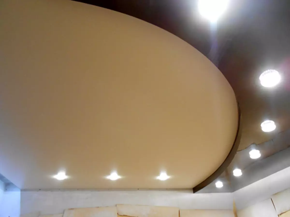 To-niveau stretch loft med baggrundsbelyst: visninger og billeder i interiøret