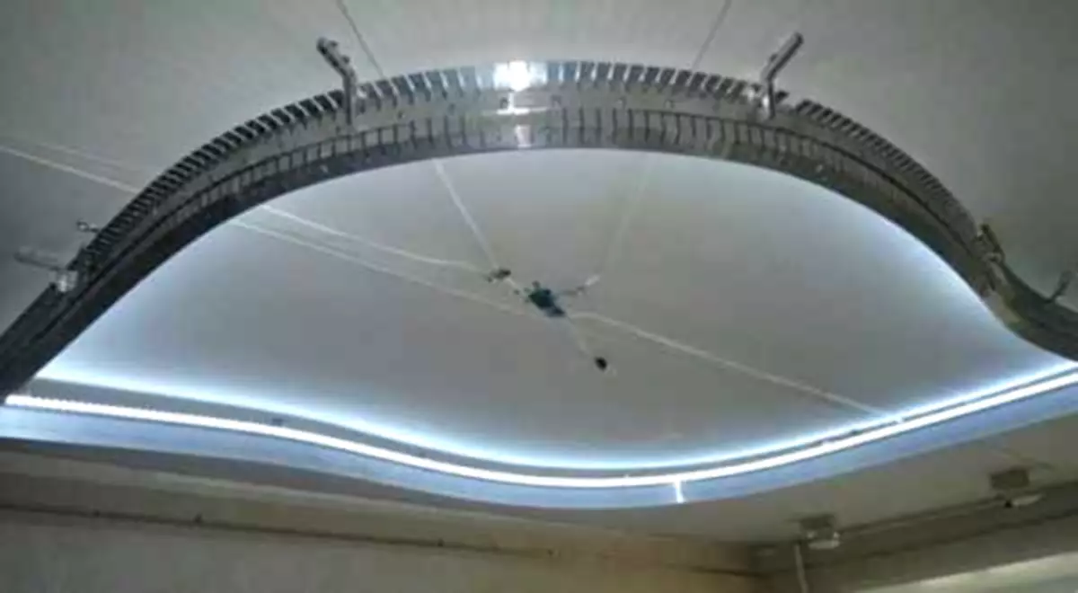 Дво ниво на истегнување таванот со позадинско осветлување: Погледи и фотографии во внатрешноста