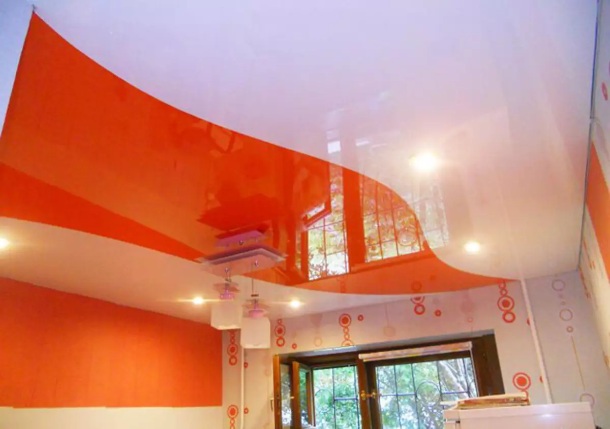 Spike Stretch Ceilings: Curvilinear at tuwid, larawan sa loob