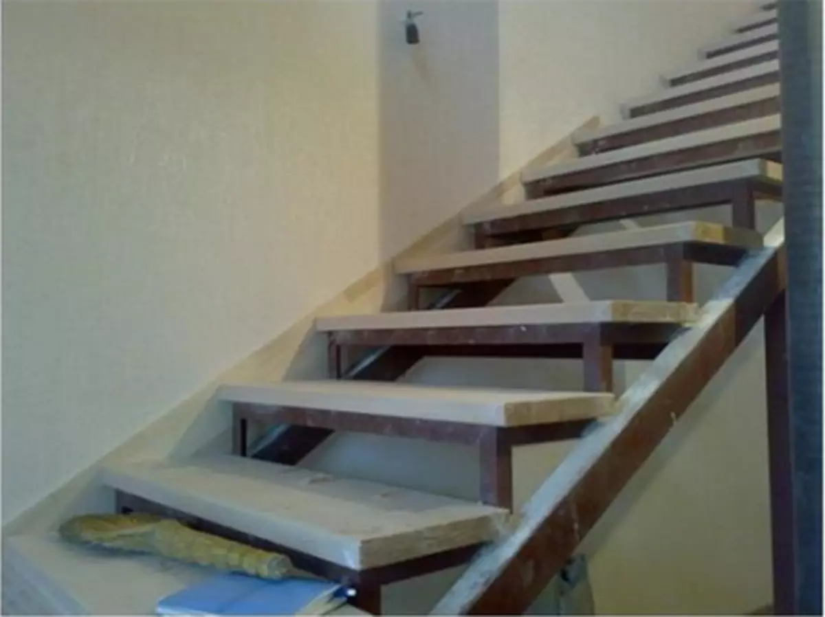 सीढ़ी फिनिशिंग कालीन: फास्टनिंग टेक्नोलॉजी, फोटो