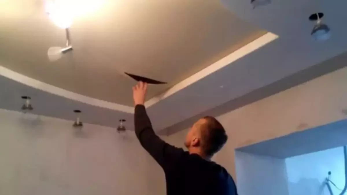 Është e mundur për të bërë vrima në tavan të shtrirjes