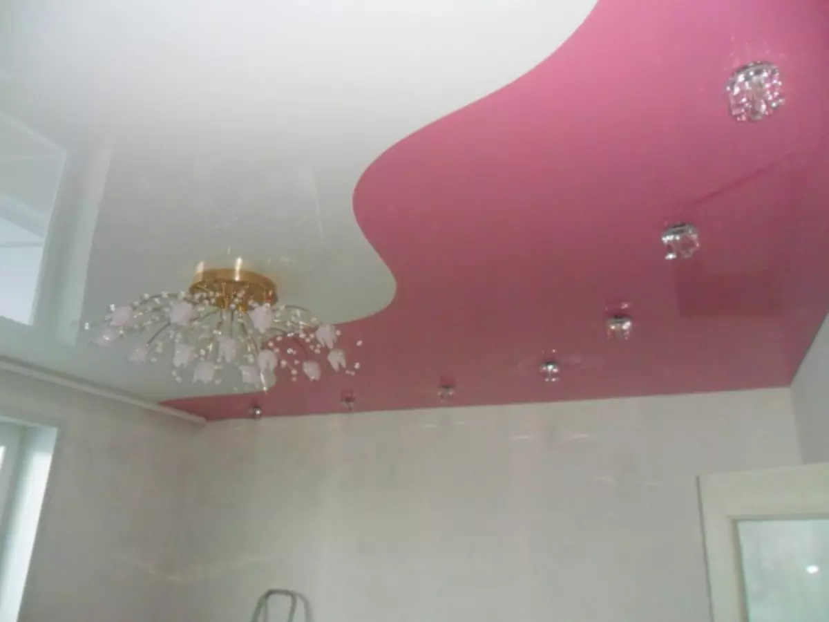 Vaaleanpunainen Stretch Ceiling: Kuva sisätiloissa