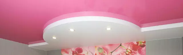 Ružový úsek strop: fotografia v interiéri