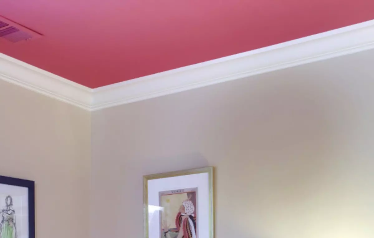 Techo de estiramiento rosa: Foto en el interior.
