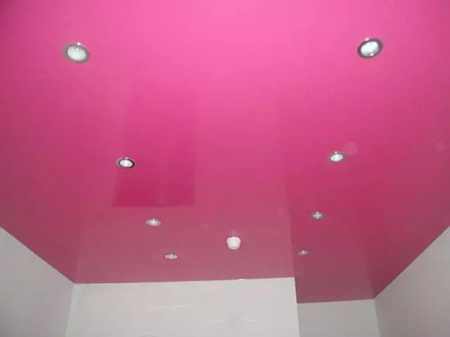 Soffitto elasticizzato rosa: foto all'interno