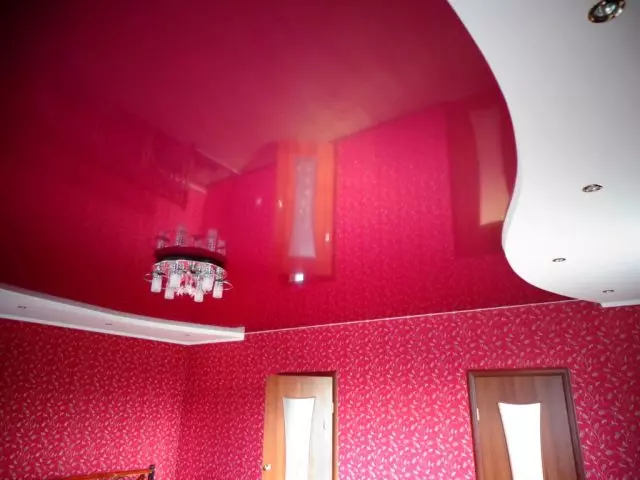 Placi de tavan roz: fotografie în interior