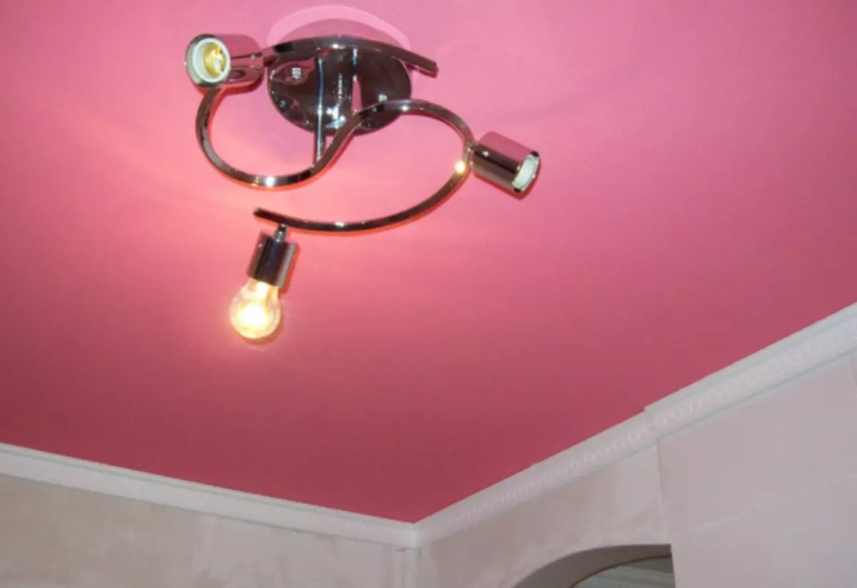 Ružový úsek strop: fotografia v interiéri