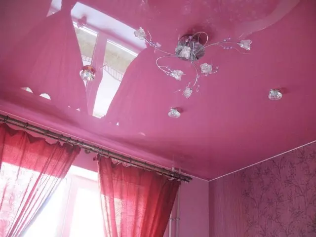 Teto de alongamento rosa: foto no interior