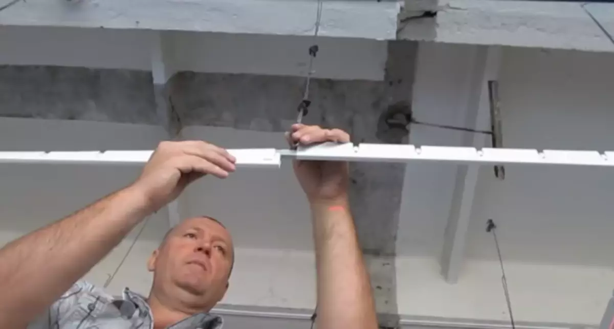 Comment collecter un plafond grassyato