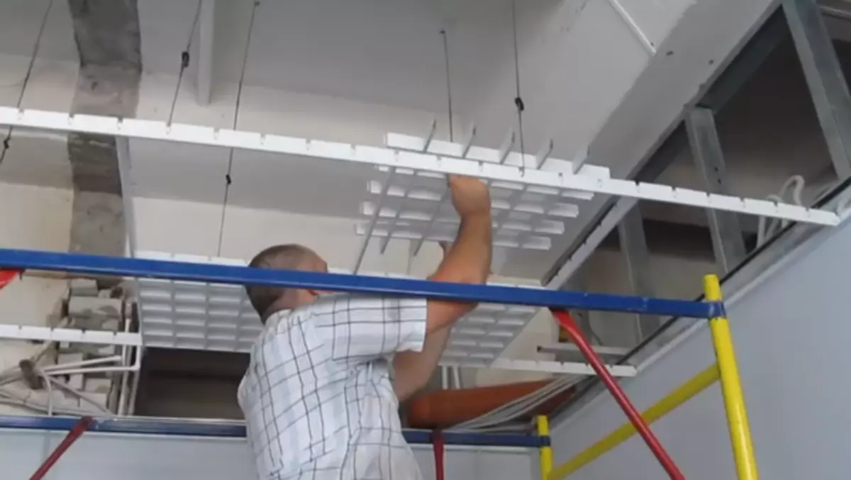 Comment collecter un plafond grassyato