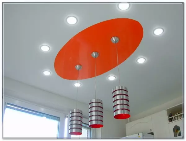Освітлення на кухні з натяжною стелею за допомогою світильників