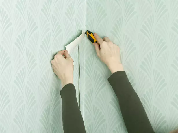 كيفية الغراء ورق الجدران ورقة بشكل صحيح + الفيديو 4932_12