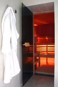 Com fer una mini sauna a l'apartament amb les teves mans: instruccions i fotos de sauna a l'apartament 497_17