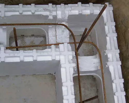 Fastgørelse af polymer formwork blokke