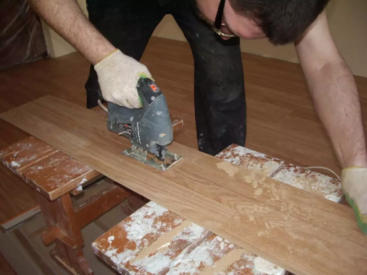 The better cutting laminate: Guillotine, Bulgarian, Lobzik, Renovator