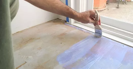 लाकडी मजल्यासाठी पेंट करा - कोणते चांगले निवडायचे?