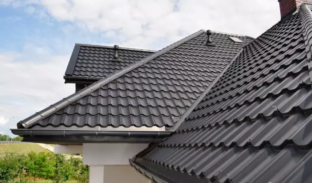 什么对屋顶更好：露天蛋白或金属瓷砖