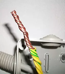 طرح قطع اتصال یا اتصال کابل های الکتریکی در جعبه اتصال