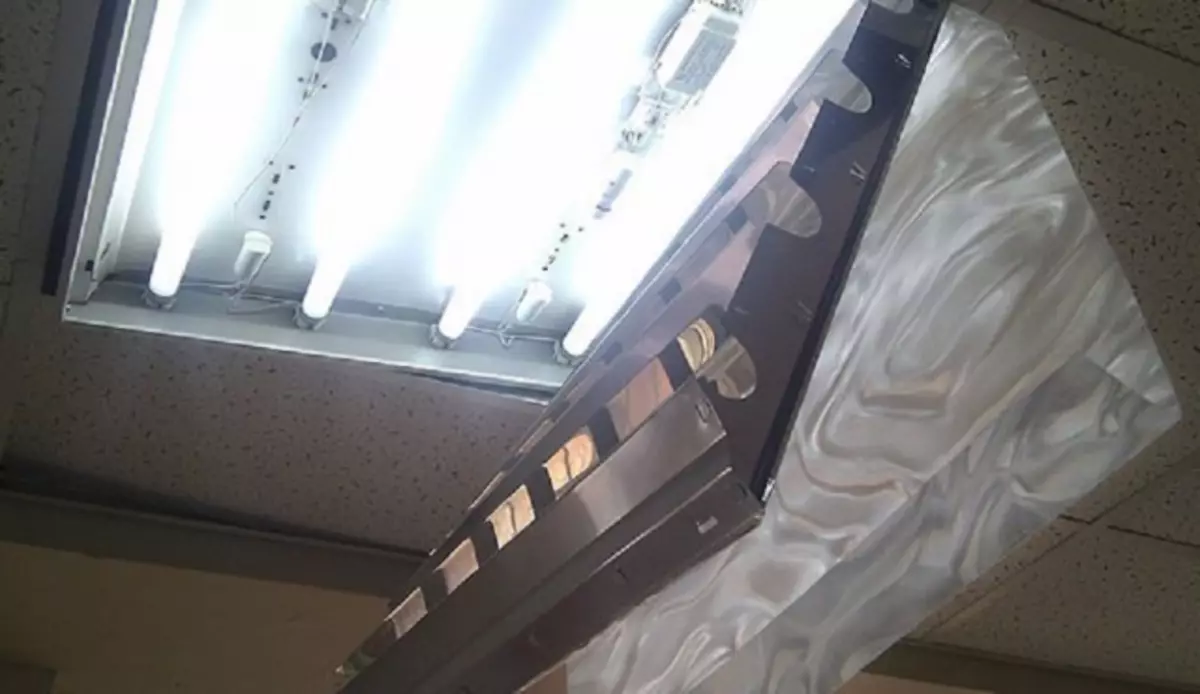 Sådan ændres lyspæren i det suspenderede loft
